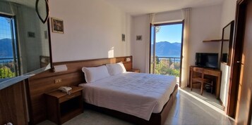 Quarto Duplo Panorâmico, varanda, vista para o lago | Roupa de alta qualidade, edredões de penas, secretária 
