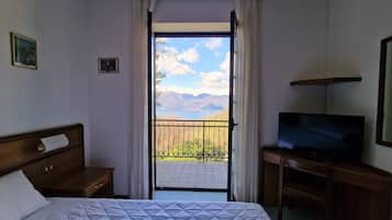 Quarto casal panorâmico, sacada, vista para o lago | Edredons de pluma, escrivaninha, ferros/tábuas de passar roupa