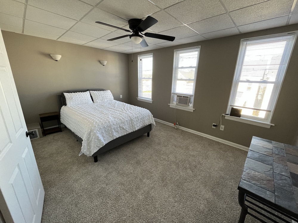 Charming 4 Bedroom House Right In Downtown Bethlehem. Walkable To Everything! - Bethlehem, PA