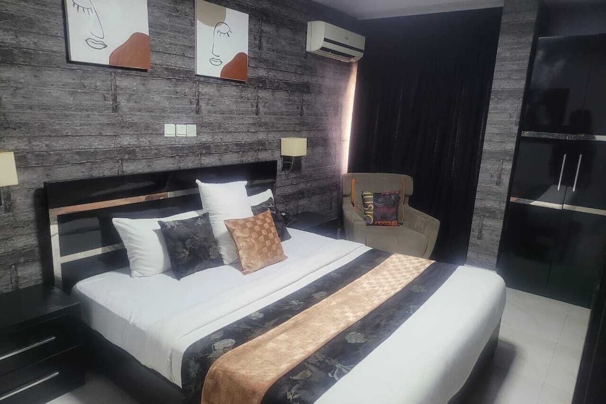 Quarto solteiro básico | 1 quarto, cofres nos quartos, individualmente decorados