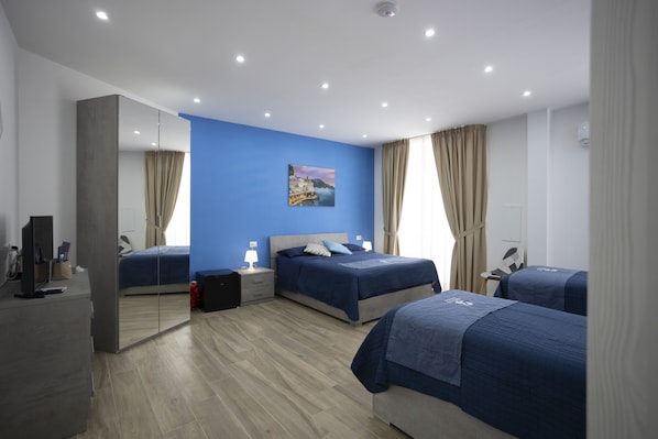 Quarto Quádruplo Deluxe | Edredões de penas, cofre no quarto, secretária, roupa de cama fornecida 