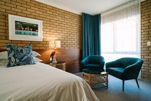 Quarto, vista para a piscina | Roupa de alta qualidade, edredões de penas, minibar, cofre no quarto