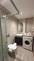 Quarto casal luxo | Banheiro | Chuveiro, chuveiro com efeito de chuva, produtos de toalete grátis