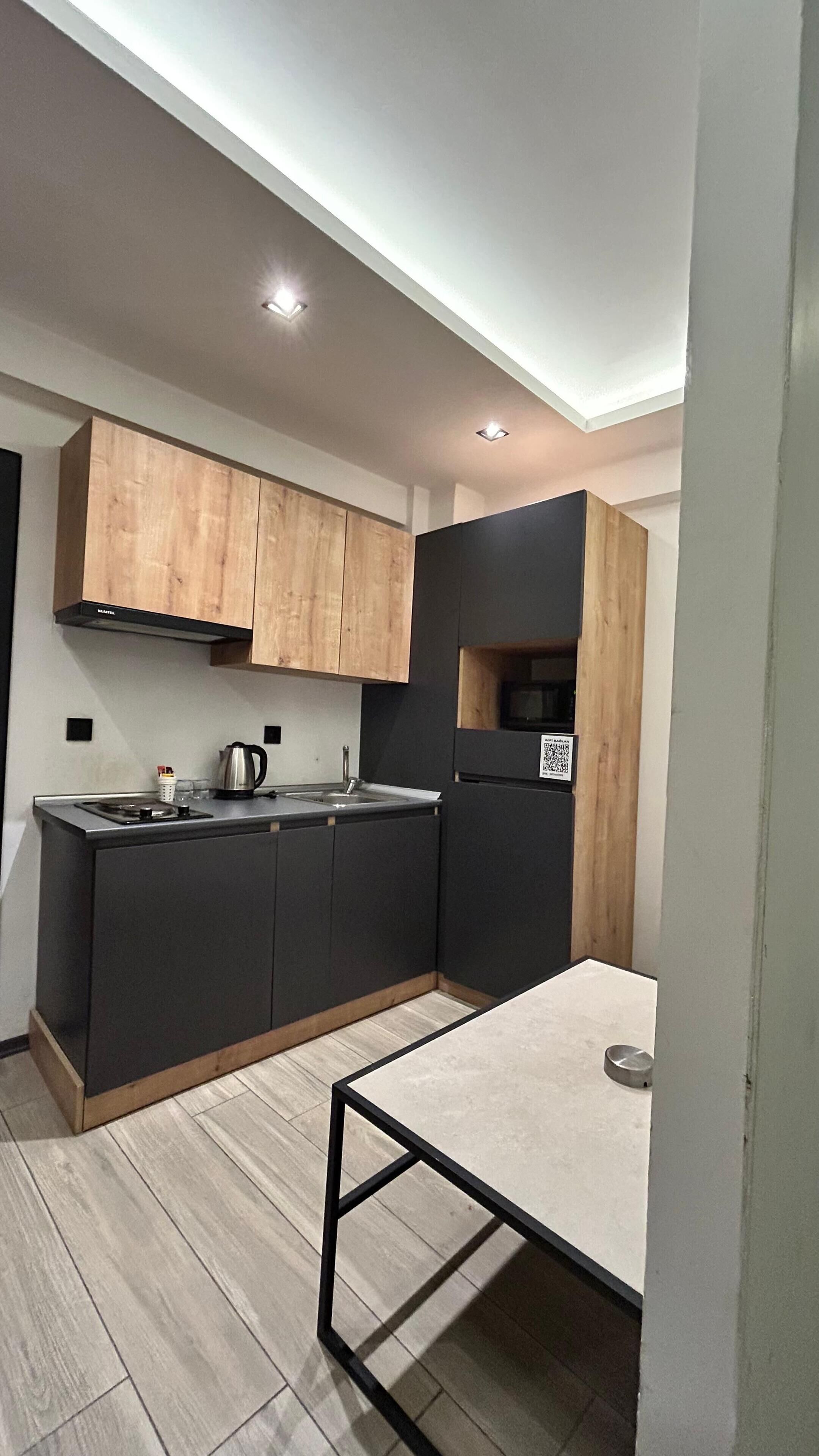 Quarto casal luxo | Cozinha privada | Refrigerador em uma área comum, micro-ondas, cooktop, chaleira elétrica