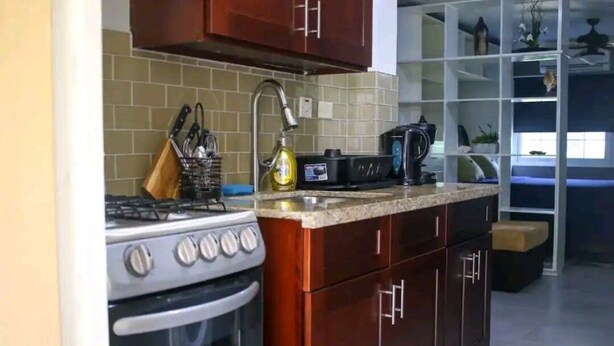 Cafeteira/chaleira, cozinha com ilha