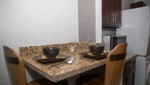 Cafeteira/chaleira, cozinha com ilha