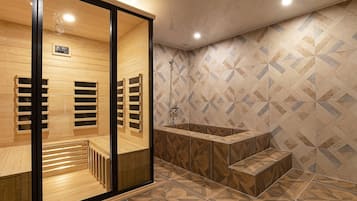 Secador de cabelo, roupões de banho, chinelos, bidê