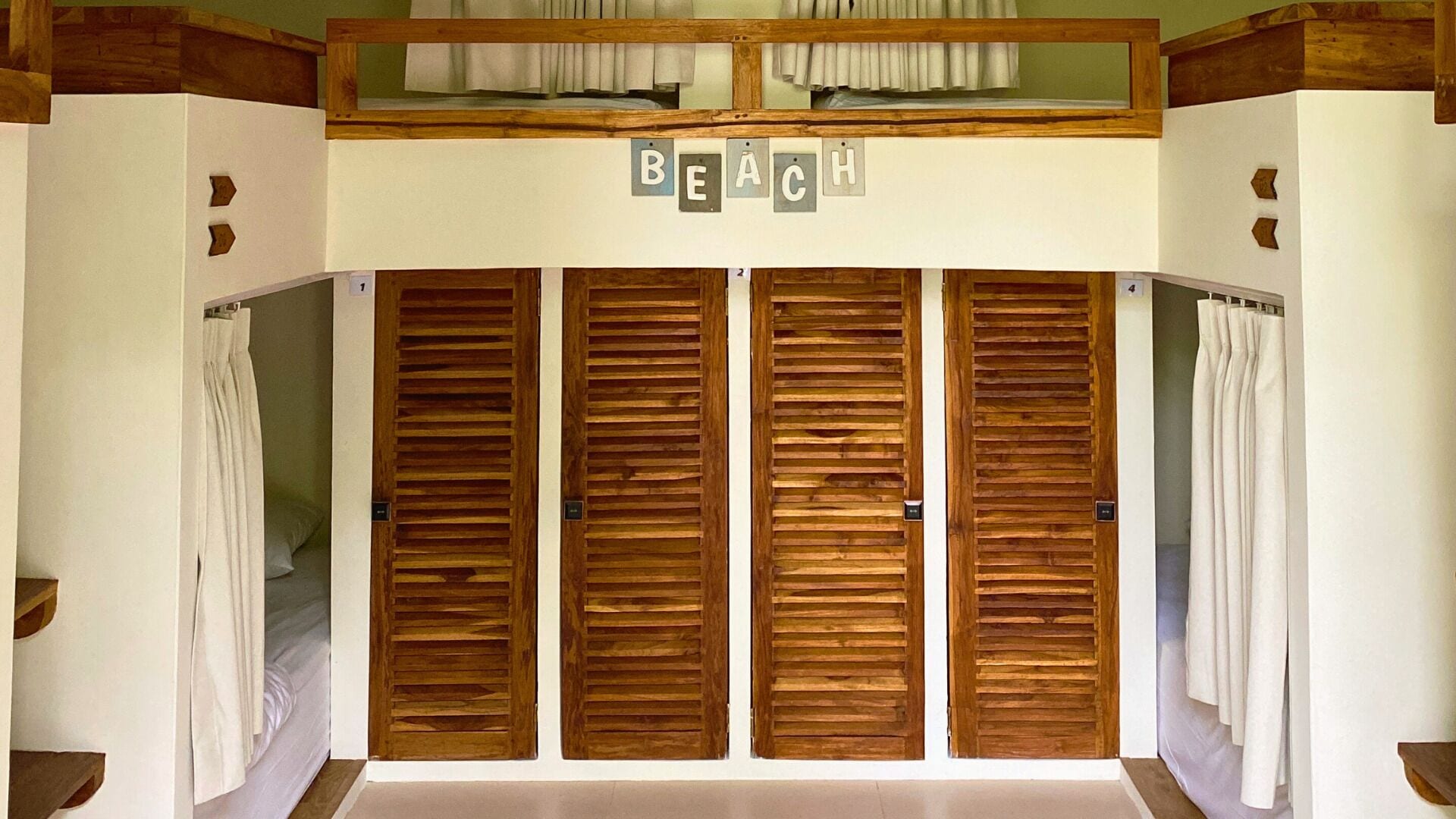 Dormitório compartilhado básico, somente para mulheres | Roupas de cama premium, camas Select Comfort, Wi-Fi de cortesia