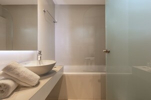 Quarto Familiar | Casa de banho | Um polibã, um chuveiro fixo, um secador de cabelo, toalhas fornecidas 