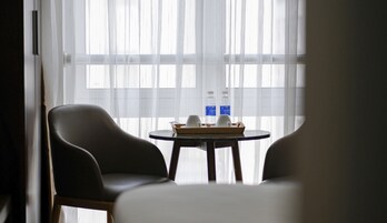 Frigobar, escrivaninha, quartos à prova de som, Wi-Fi de cortesia