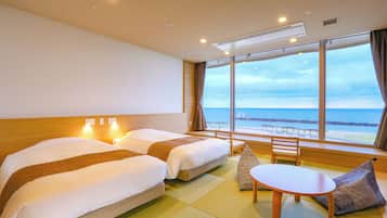 Superior Japanese-Style Beds Room holds 3 people(Sea Side) - Indoor Bath - Non-Smoking | Cofre no quarto, cortinas/cortinados opacos, Wi-fi grátis