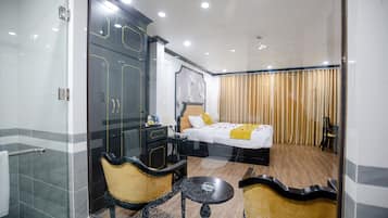 Quarto Deluxe, 1 cama king-size, Vista para a cidade | Casa de banho | Um polibã, um chuveiro de hidromassagem, produtos de higiene exclusivos