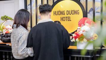 Uma receção com o letreiro do Hotel Huong Duong.