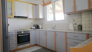 Villa | Cozinha privada | Um frigorífico, um forno, uma placa de cozinha, uma cafeteira/bule