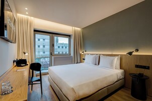 Edredões de penas, minibar, cofre no quarto, secretária 