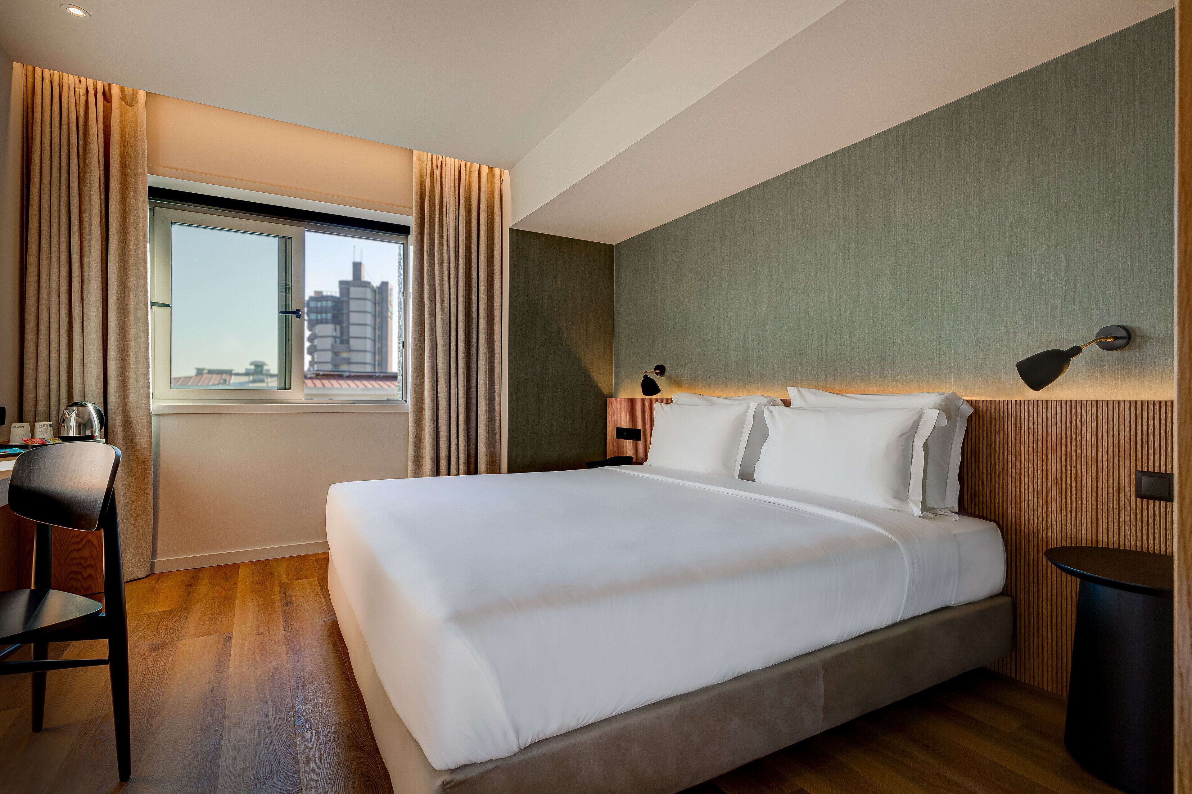 Edredões de penas, minibar, cofre no quarto, secretária 