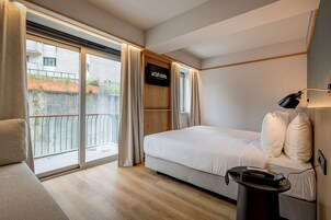 Quarto Triplo | Edredões de penas, minibar, cofre no quarto, secretária 