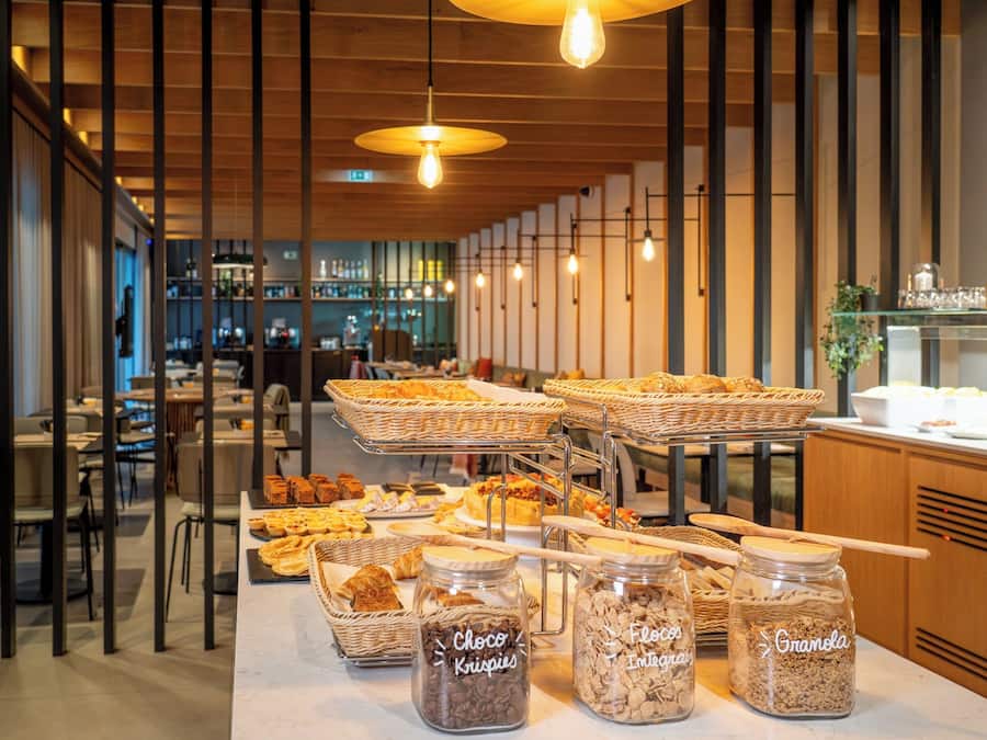 Pequeno-almoço tipo buffet diário (18 EUR por pessoa)