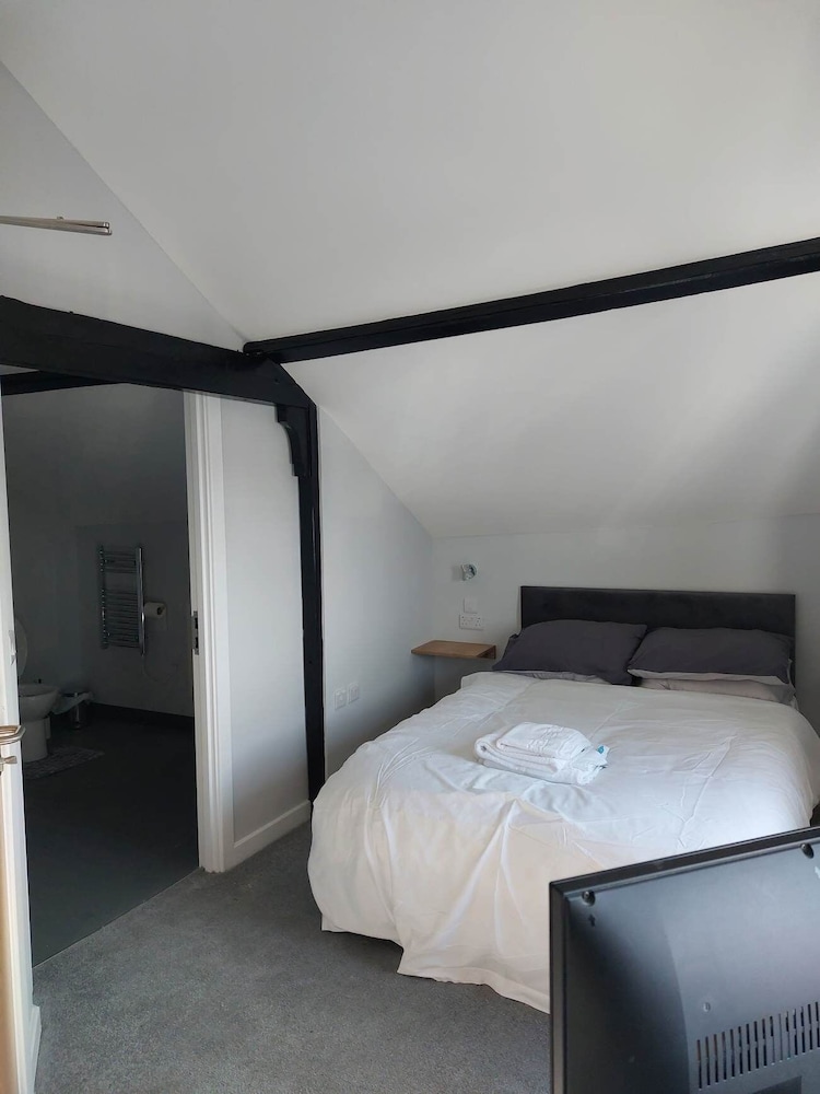 Good Sized Rooms Above A Busy Pub, Short Walk In To Town Centre. - Barnstaple
