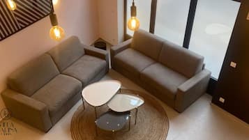 Apartamento Deluxe, 3 quartos (WYNWOOD LOFT) | Sala de estar | Televisor de ecrã plano de 130 cm com canais por cabo, televisor