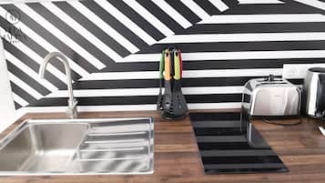 Um frigorífico/congelador grande, um micro-ondas, um forno