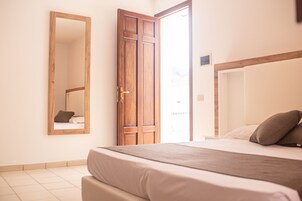 Quarto casal ou duplo econômico | Frigobar, cofres nos quartos, escrivaninha