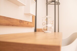 Quarto casal ou duplo econômico | Frigobar, cofres nos quartos, escrivaninha