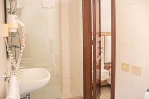 Quarto quádruplo superior, 2 quartos | Banheiro | Produtos de toalete grátis, secador de cabelo