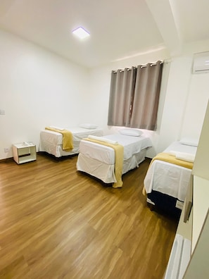 Quarto Triplo Standard | Roupa de cama fornecida 