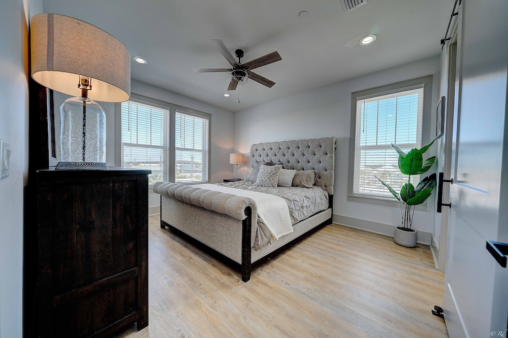 Safari Street Stay - Steps 2 Beach! 2 units for 1 price! Sleep 16 ...