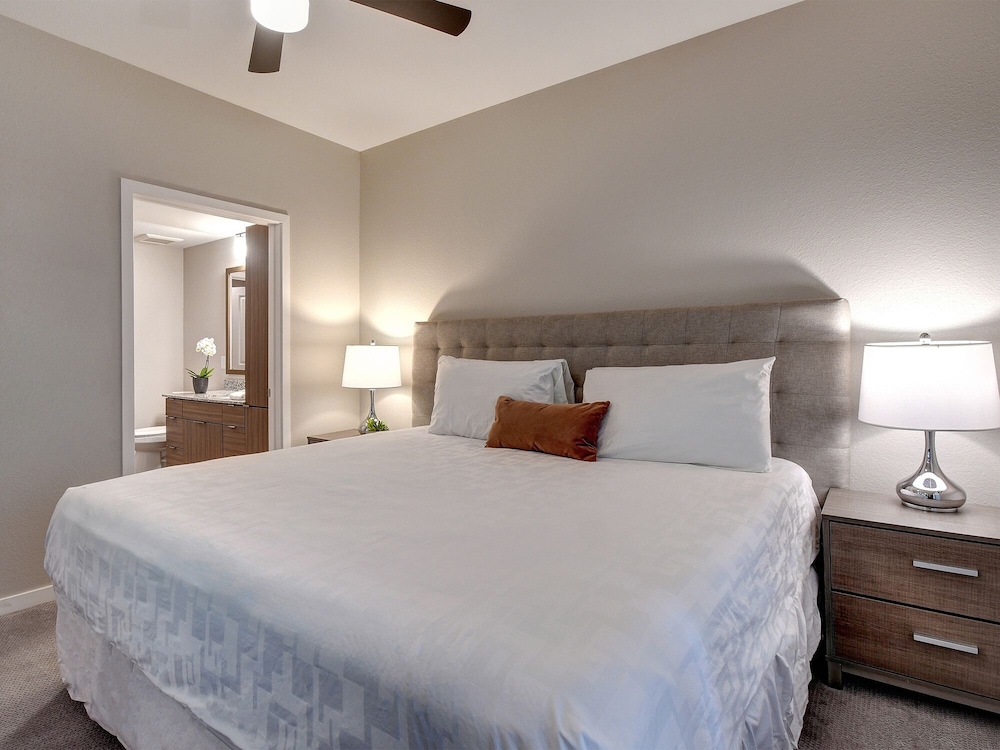 New Listing! Spacious Downtown 2bd With Resort Amenities - Phoenix, AZ