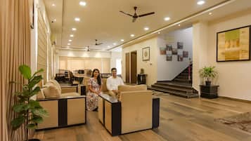 Área de estar no saguão