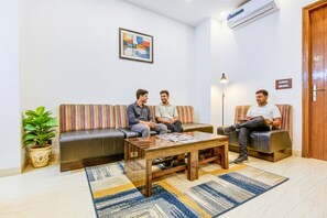 Área de estar no saguão