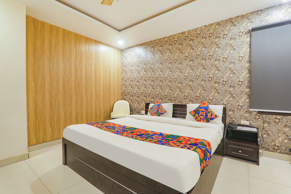 Quarto Deluxe | Lençóis de algodão egípcio, roupa de alta qualidade, cofre no quarto