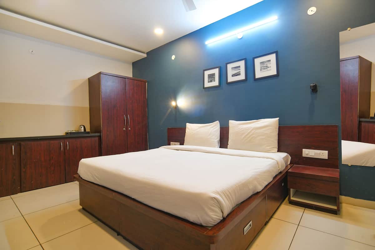 Quarto Deluxe | Lençóis de algodão egípcio, roupa de alta qualidade, cofre no quarto