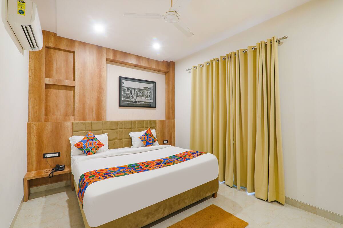 Quarto Deluxe | Lençóis de algodão egípcio, roupa de alta qualidade, cofre no quarto