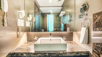 Quarto Deluxe | Casa de banho | Um polibã, um chuveiro fixo, artigos de higiene pessoal grátis