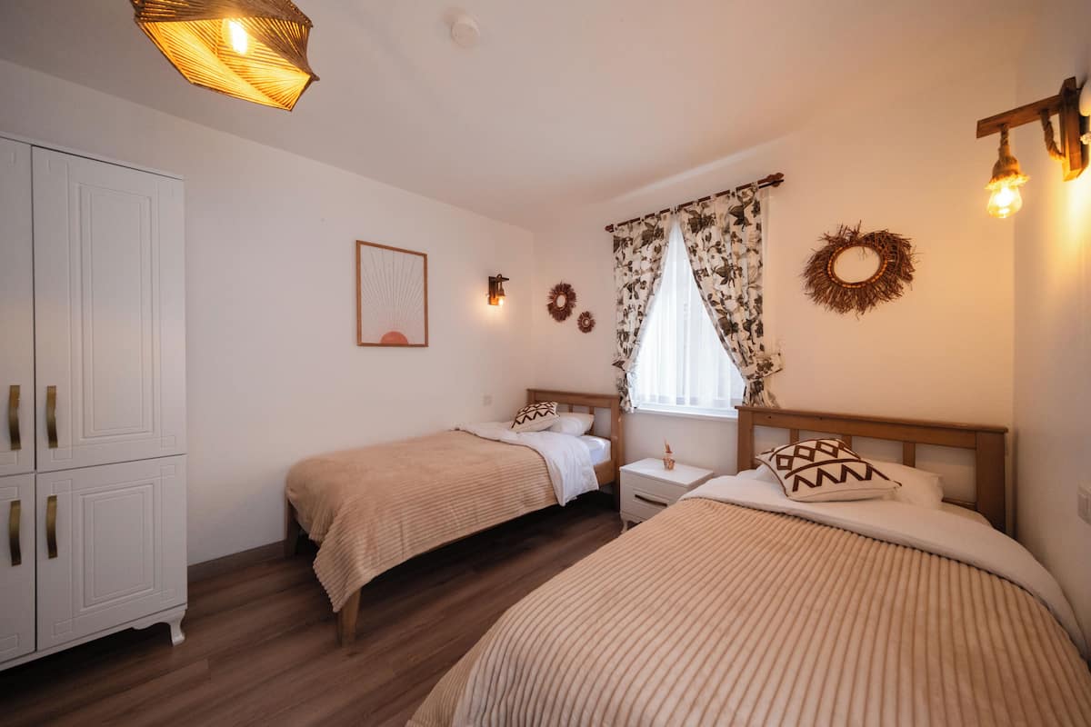 Quarto duplo standard | Frigobar, Wi-Fi de cortesia, roupa de cama