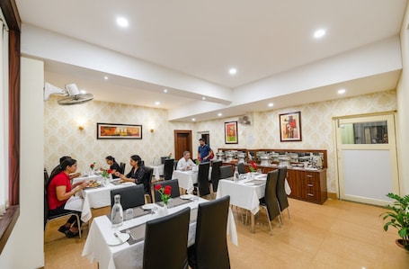 Restaurante. FabHotel Triple Tree