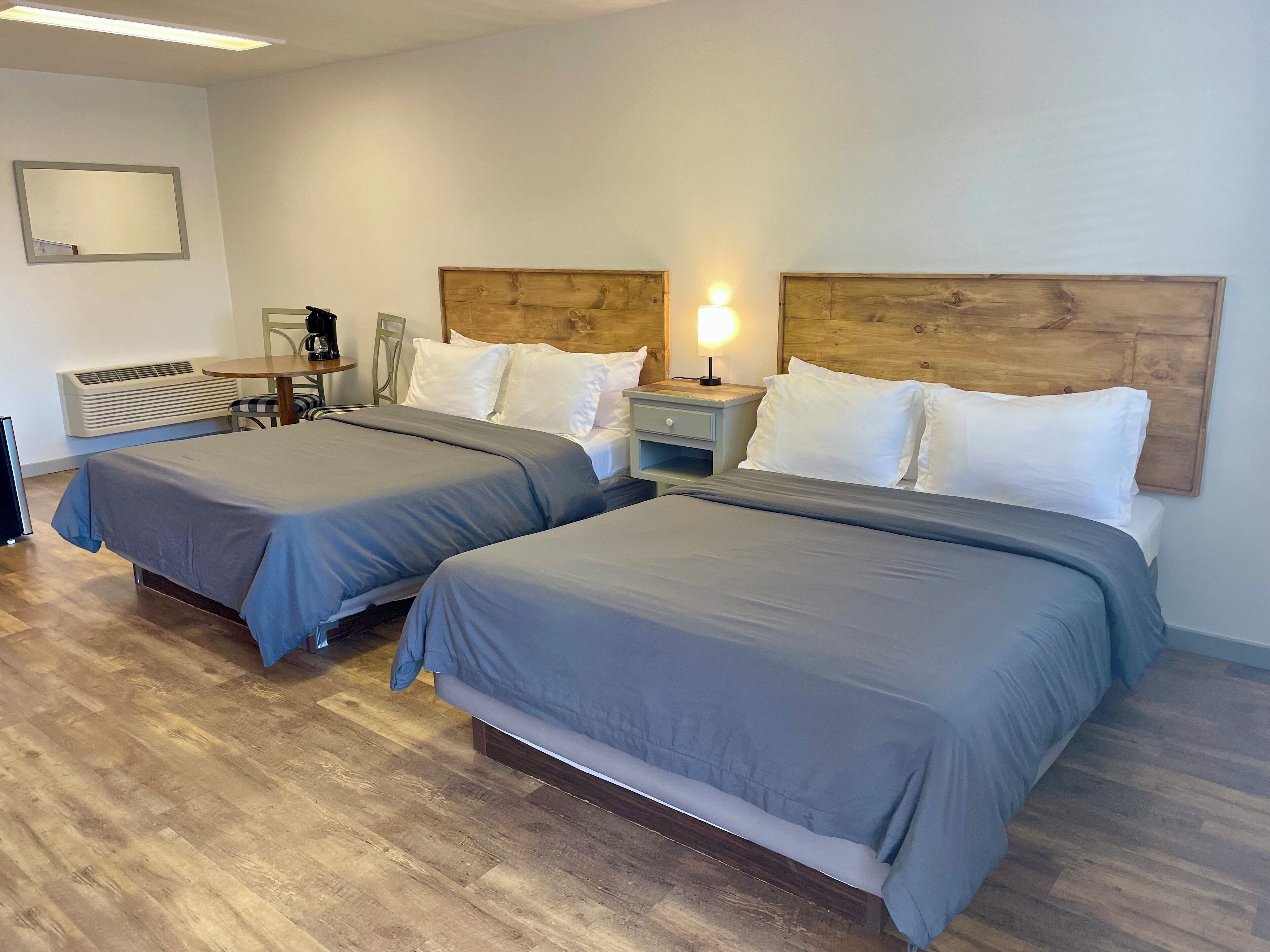 Quarto clássico, 2 camas Queen | Wi-Fi de cortesia, roupa de cama