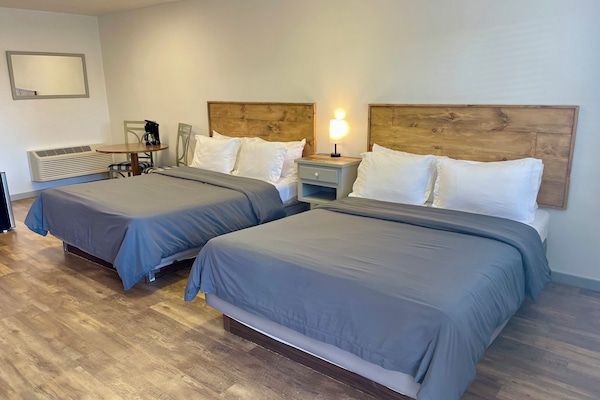 Quarto clássico, 2 camas Queen | Wi-Fi de cortesia, roupa de cama