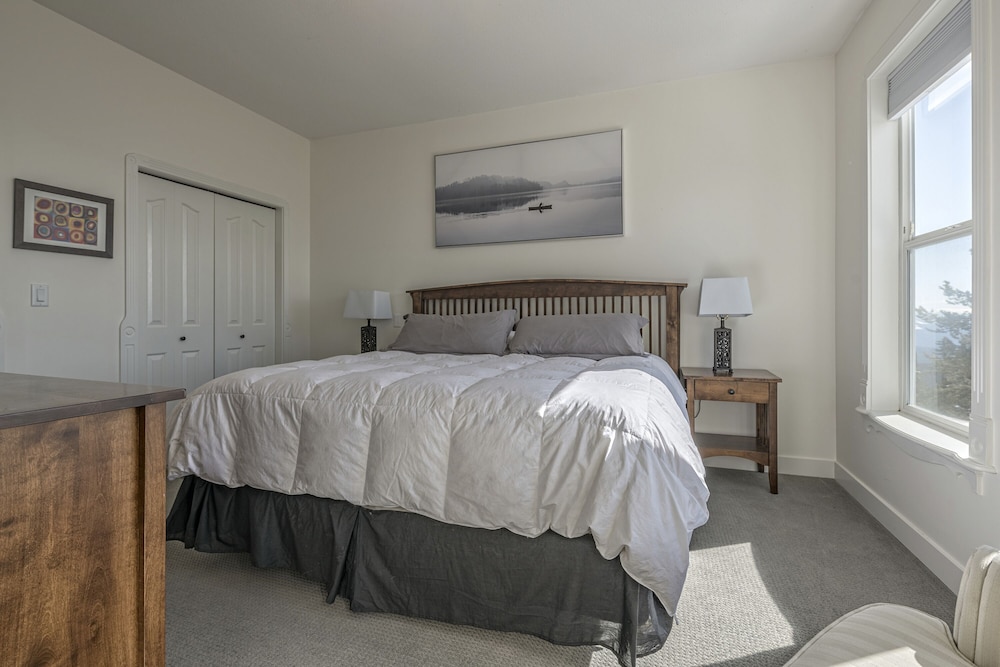 Comfortable Family Style Upper Chalet - Hot Tub, Bbq & Pet Friendly! - Armstrong