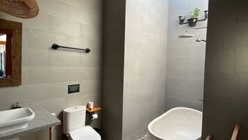 Quarto Deluxe | Casa de banho | Um secador de cabelo, sanita com bidé eletrónico, toalhas fornecidas