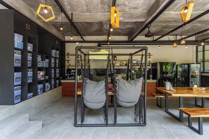 Um frigorífico no espaço comum, um micro-ondas no espaço comum