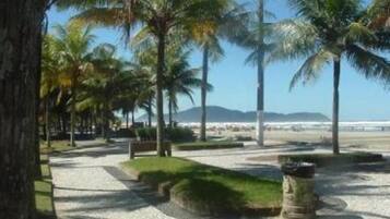 Perto da praia, praia de areia branca, 14 bares na praia