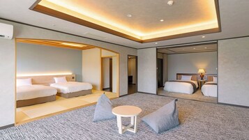 Suite Japanese-Western-Style-Room with 10 Tatami mats - Shared Bathroom - Non-Smoking | Cofre no quarto, secretária, roupa de cama fornecida 