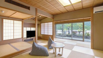 Suite Japanese-Western-Style-Room with 12+8 Tatami mats - Indoor Bath - Non-Smoking | Cofre no quarto, secretária, roupa de cama fornecida 