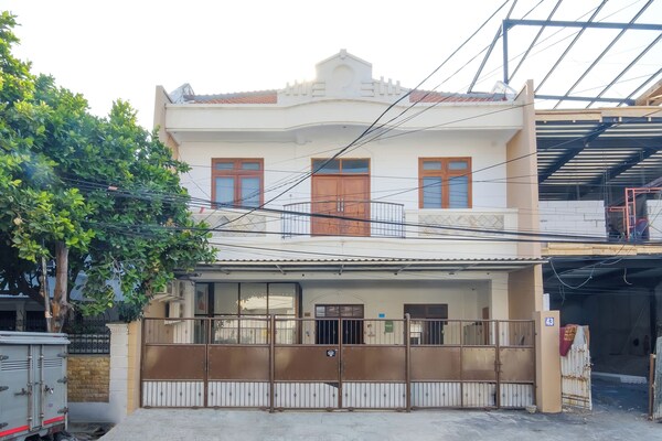 모노 코리빙 커르타자야 샤리아, Sby - 수라바야