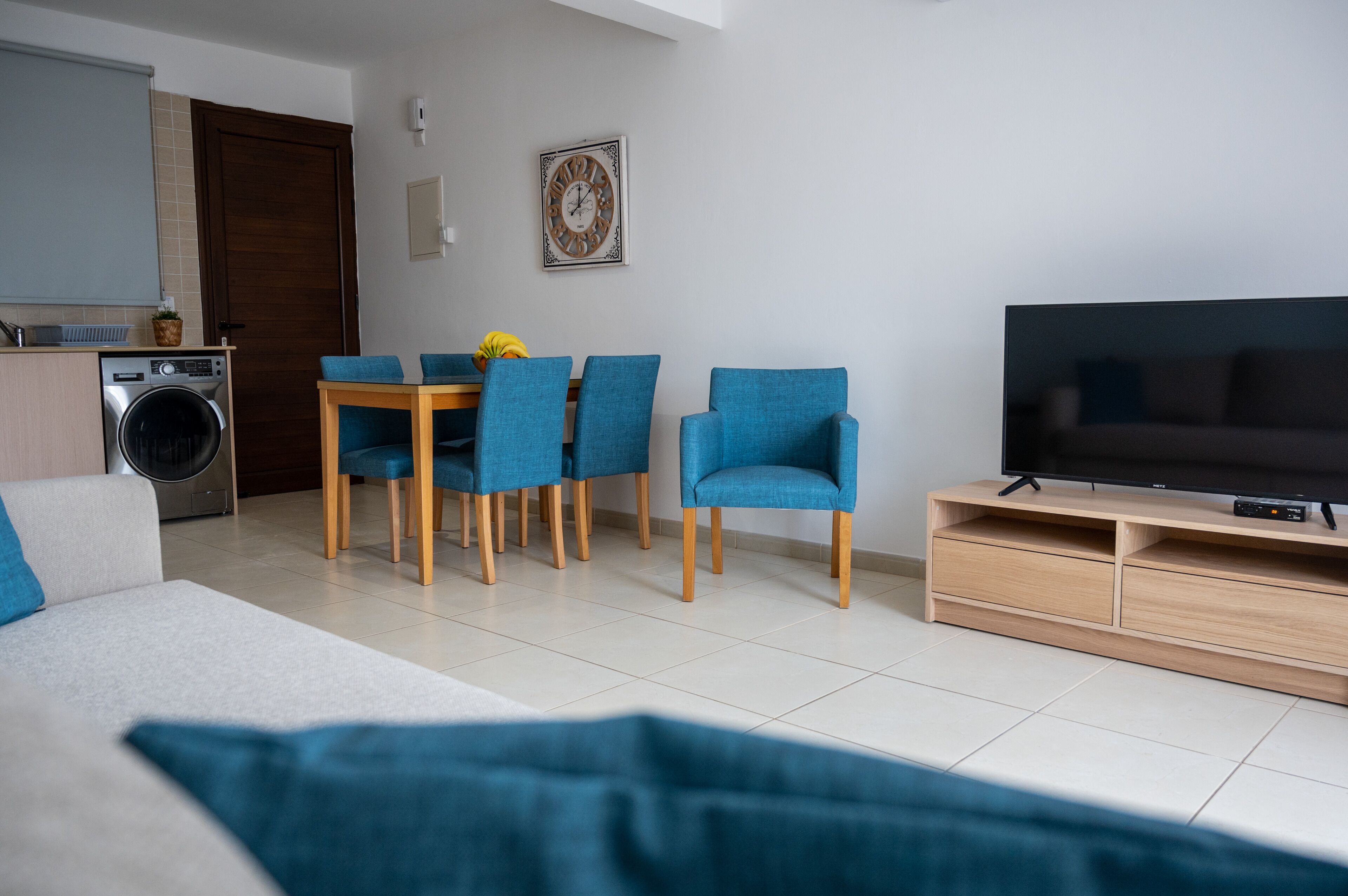 Apartamento Superior, 1 quarto, vista para a piscina | Sala de estar | Smart TV de 43 polegadas com canais via satélite, televisor 