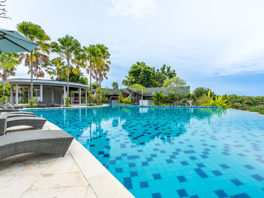 Piscina externa, espreguiçadeiras